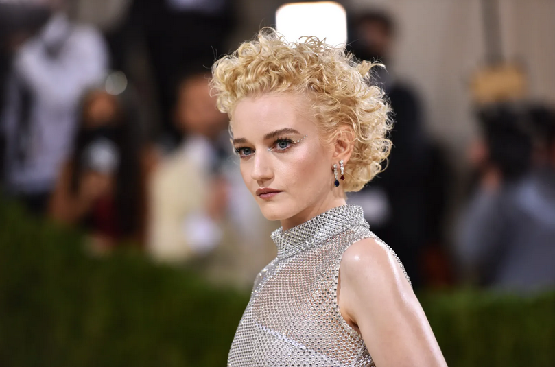 Julia Garner Perankan Sosok Madonna di Film Biopik Terbaruya