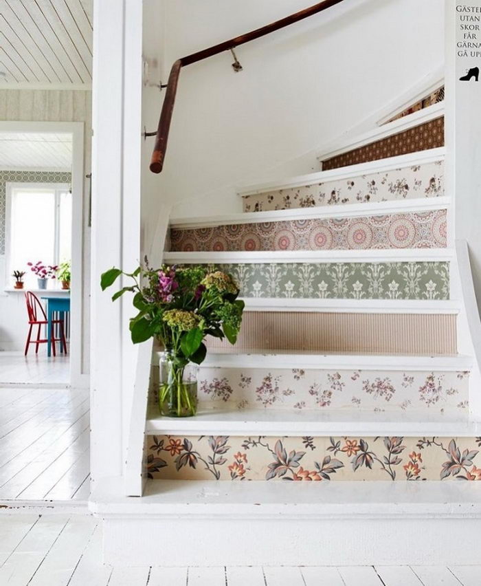Menghias tangga rumah dengan wallpaper, why not?