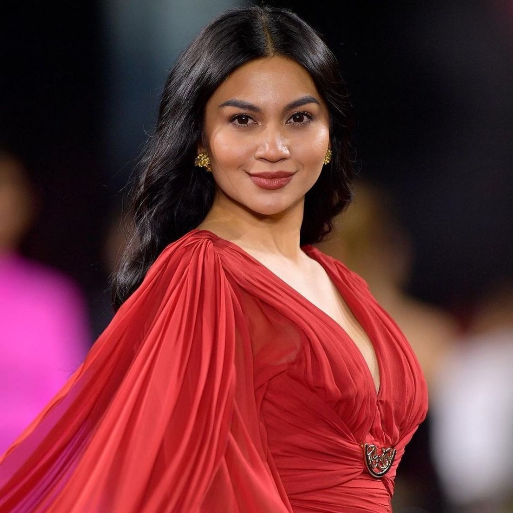 Pesona Ariel Tatum di Paris Fashion Week 2022