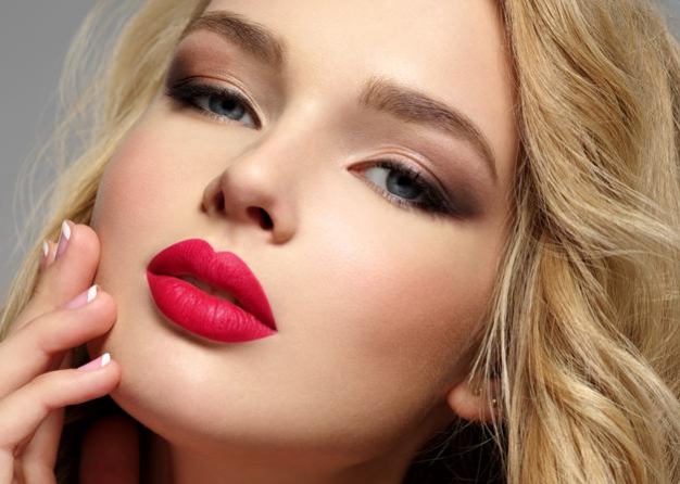 Tips Mudah Aplikasikan Lipstick Merah Anti Belepotan